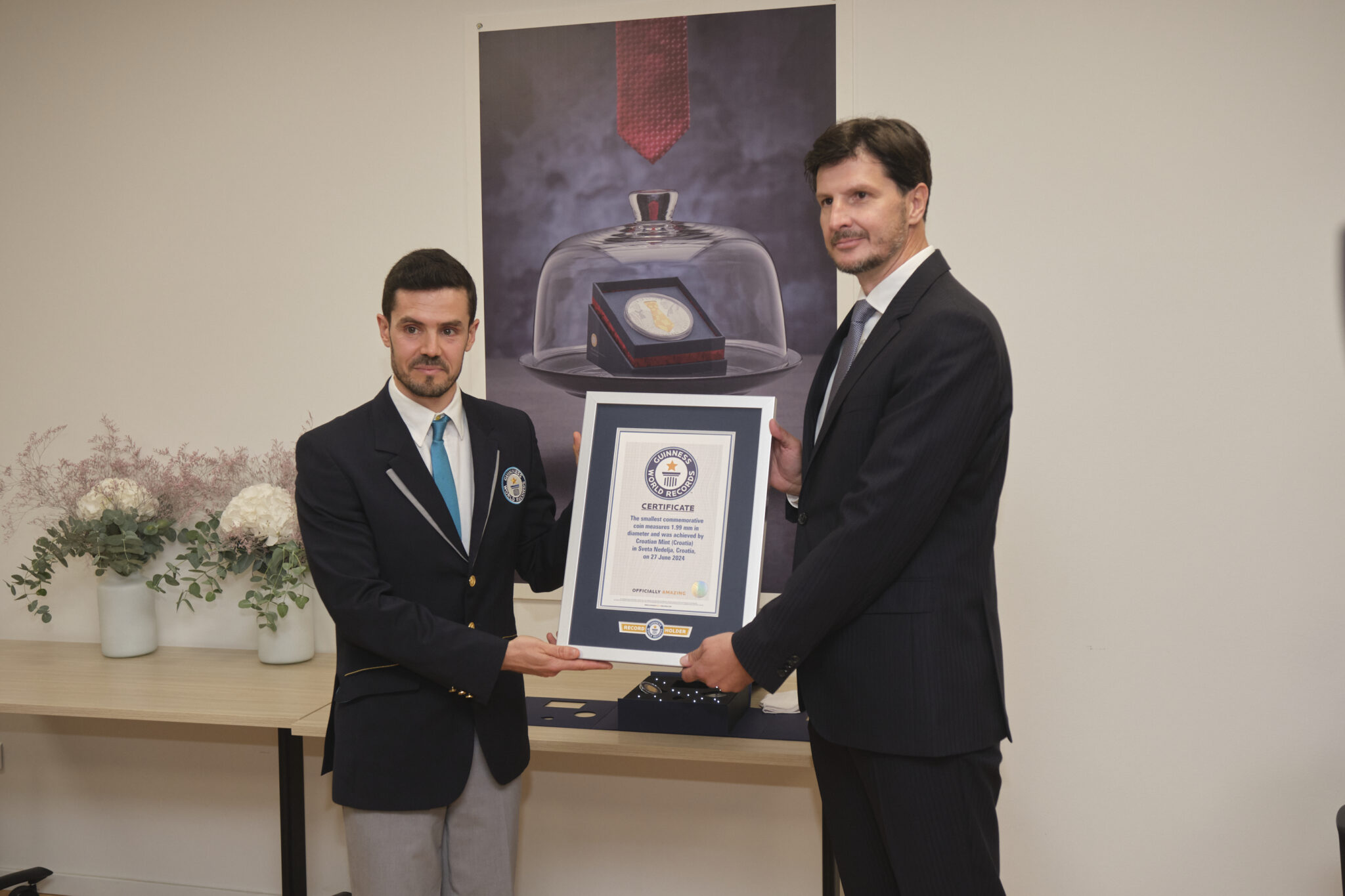 Gold coin "Hum" breaks Guinness World Record for the smallest coin in ...